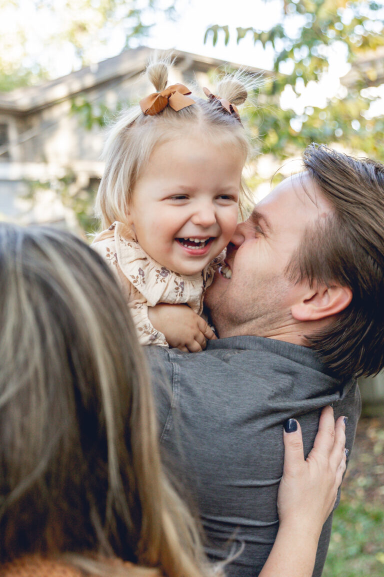 Family Photo Posing Prompts for Natural Looking Photos You'll Love ...