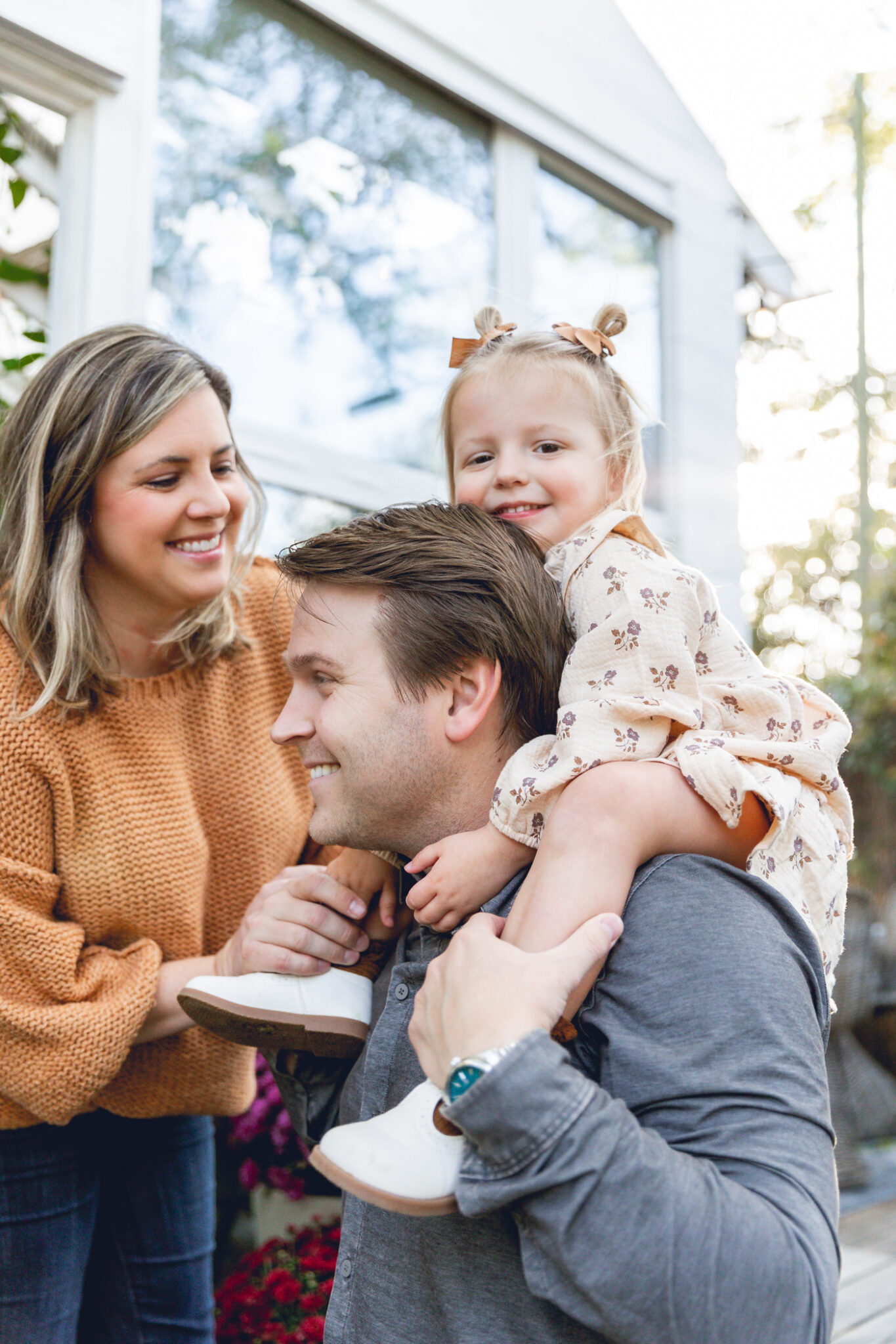 Family Photo Posing Prompts for Natural Looking Photos You'll Love ...